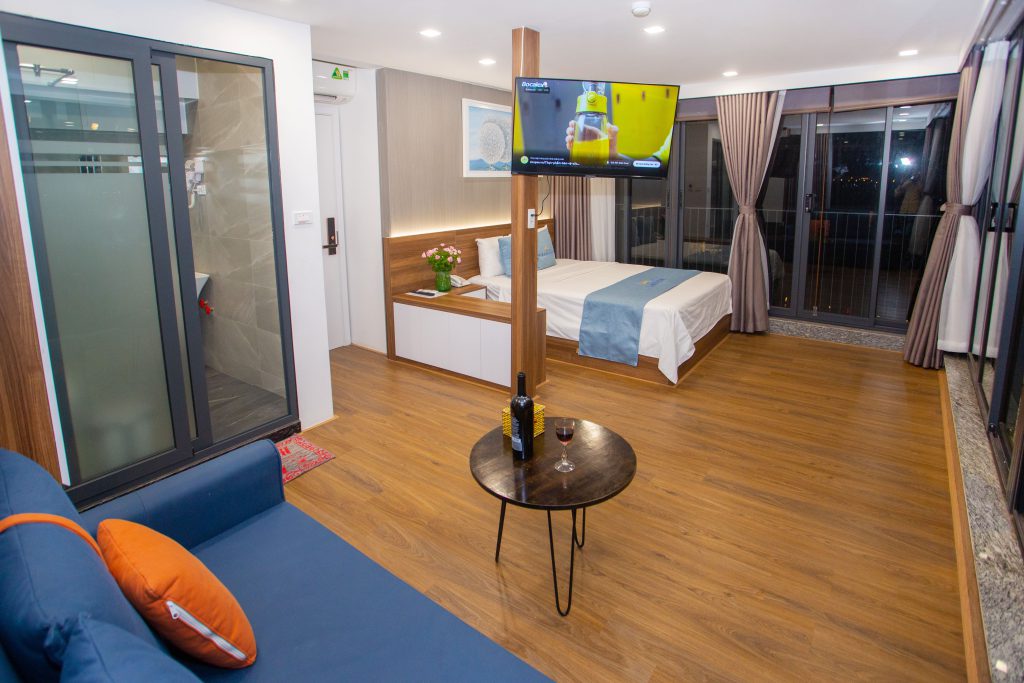 Suite Balcony (lake view) - 65 Trích Sài - Westlake View apartment & Hotel